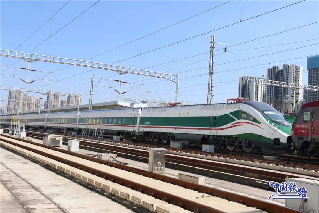 新型CR200J复兴号又上新，这次是“高原版”_北京日报网