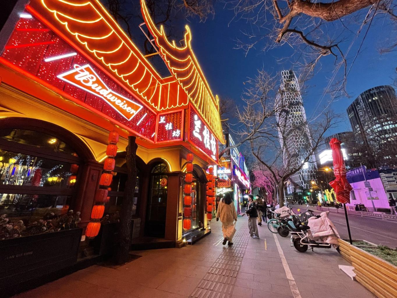 市民拍照留影，告别三里屯酒吧_北京日报网