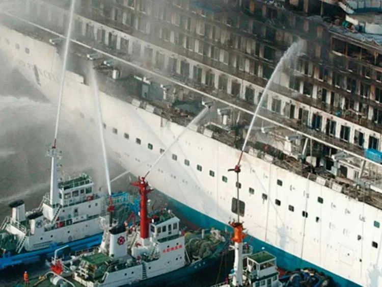 首艘国产豪华邮轮盛装出坞！摘取这颗“工业皇冠上的明珠”有多难？_京报网