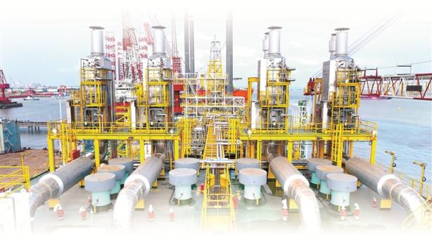 走近大国工程 | 建在海面上的油气加工厂_京报网