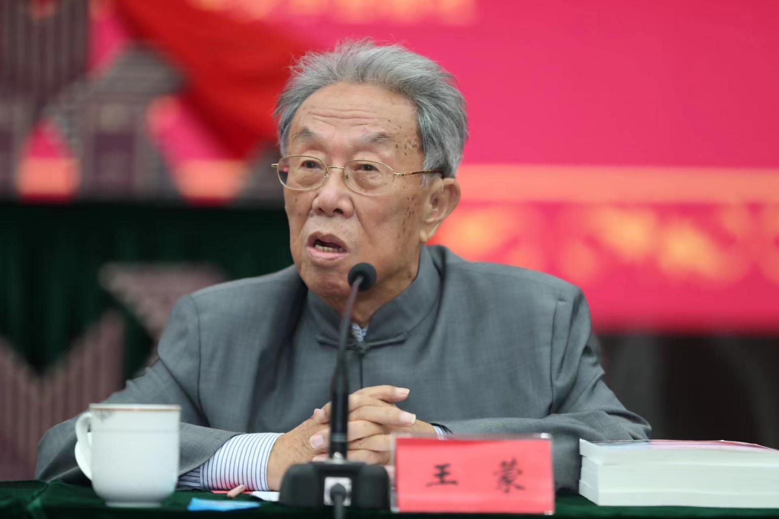 90岁王蒙从事文学创作70年，2000万字《人民艺术家·王蒙创作70年全稿》出版_京报网