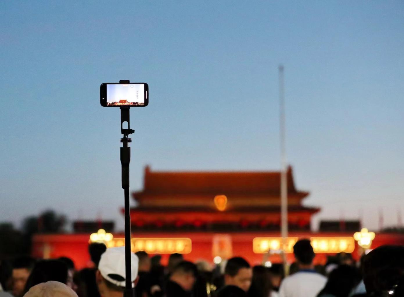 五一劳动节，天安门广场群众看升旗_京报网