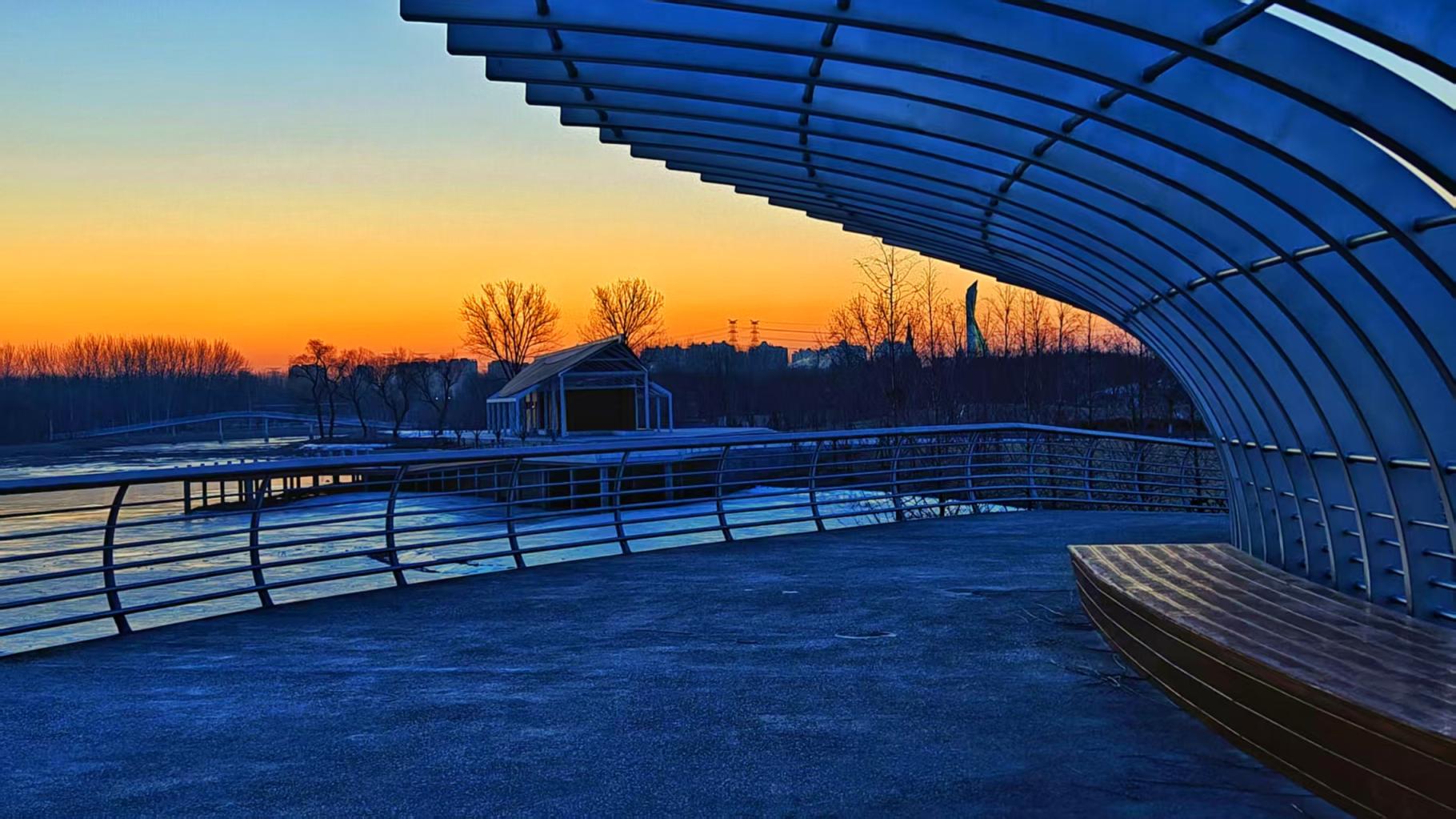 冬日清晨，京城迎来“多彩”美景_京报网